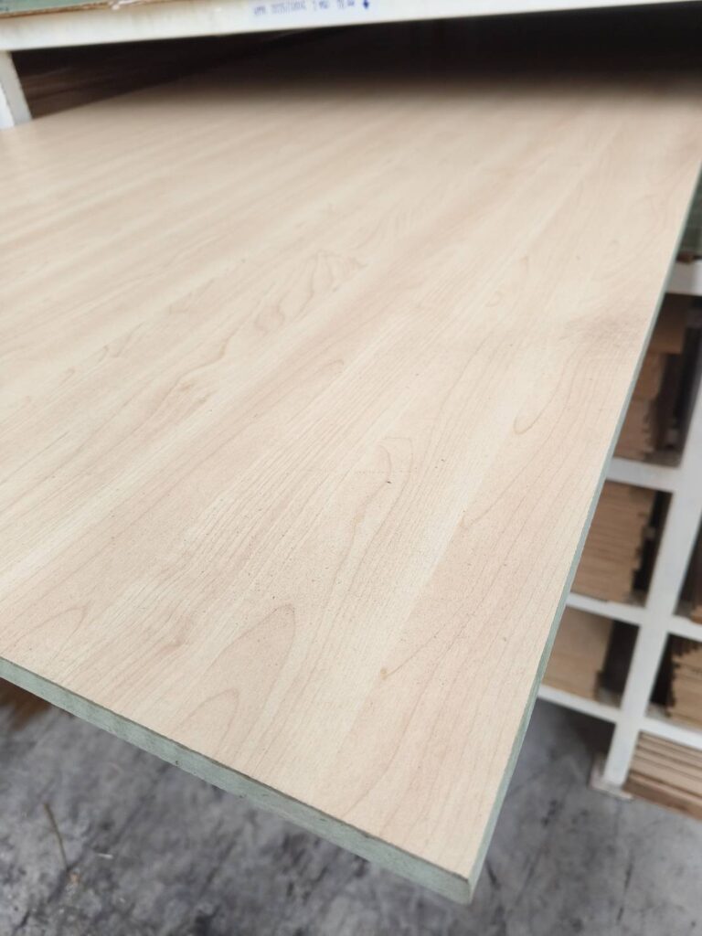 ไม้อัด HMR ปิดผิวเมลามีน ลาย Maple 5006 ผิวเสี้ยน สีพื้น 2 หน้า (1.22mx2.44m) - INTERWOOD TIMBER